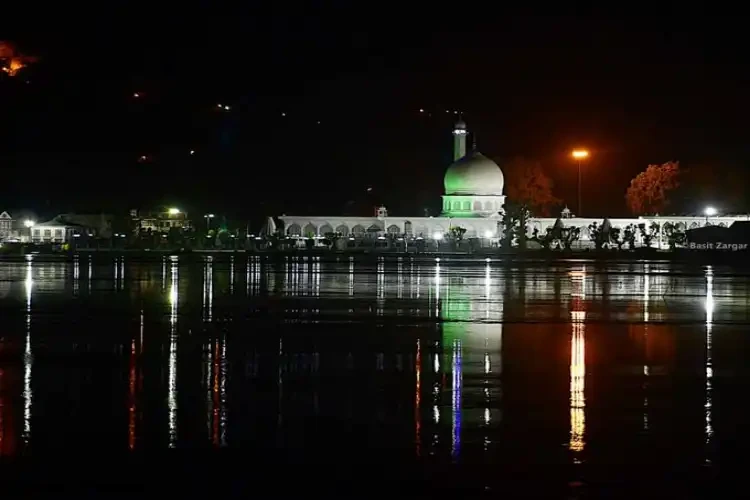 পবিত্ৰ অৱশিষ্ট থকা হজৰতবাল দৰগাহৰ এক হুলস্থুলীয়া ইতিহাস আছে