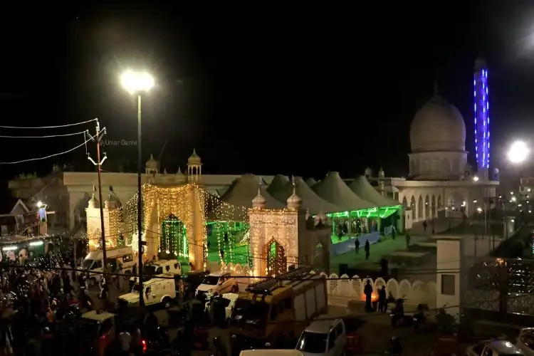 পবিত্ৰ অৱশিষ্ট থকা হজৰতবাল দৰগাহৰ এক হুলস্থুলীয়া ইতিহাস আছে