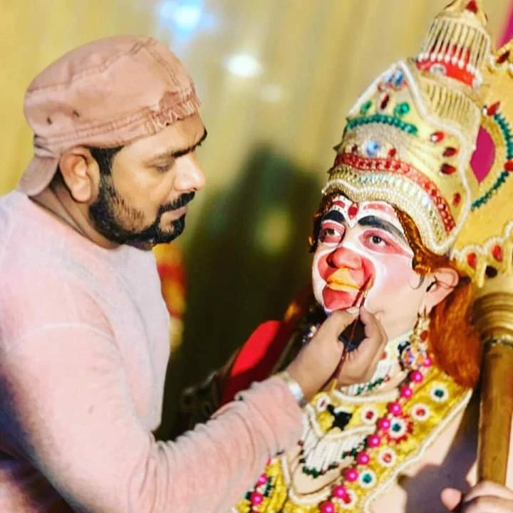 ৰামলীলাৰ চৰিত্ৰবোৰক প্ৰাণৱন্ত কৰি তুলিছে মুছলমান মেকআপ আৰ্টিষ্ট ছামিম আলমে